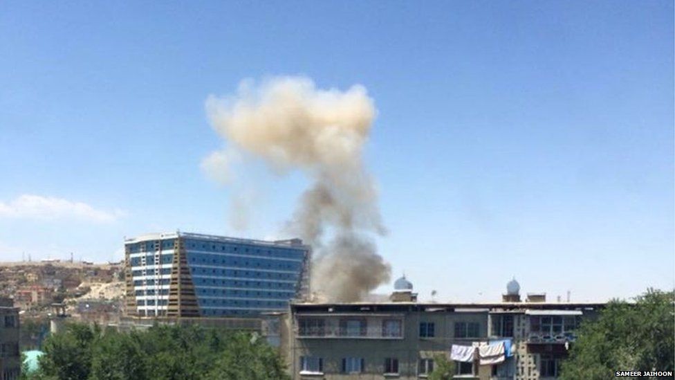 Afghan conflict: Kabul civilians hurt in attack on Nato convoy - BBC News