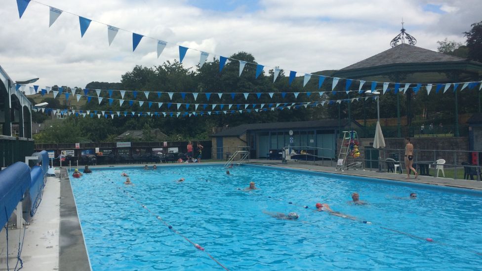 Hathersage Lido celebrates 80th birthday - BBC News