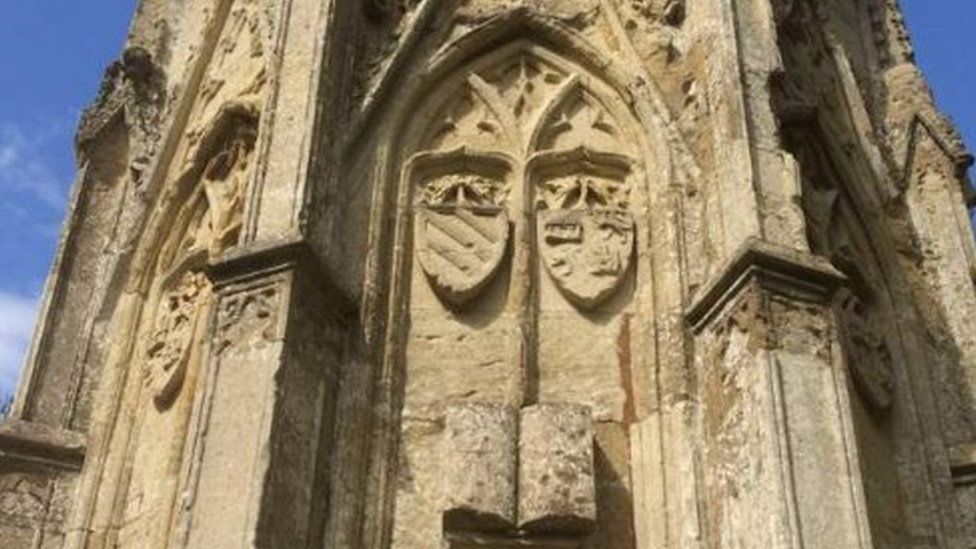 Northampton's Eleanor Cross would make queen 'turn in tomb' - BBC News