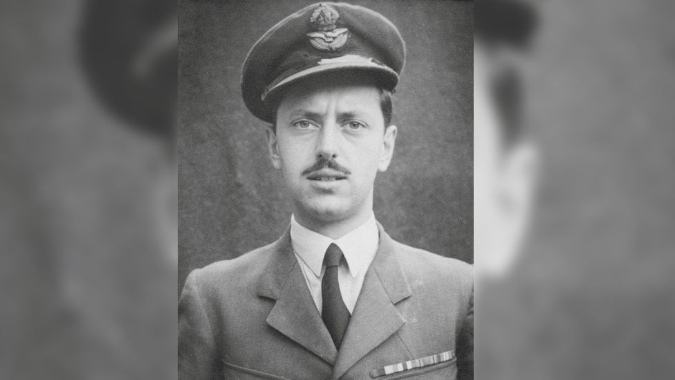 Pilot surprises old school near Chesham with light aircraft - BBC News