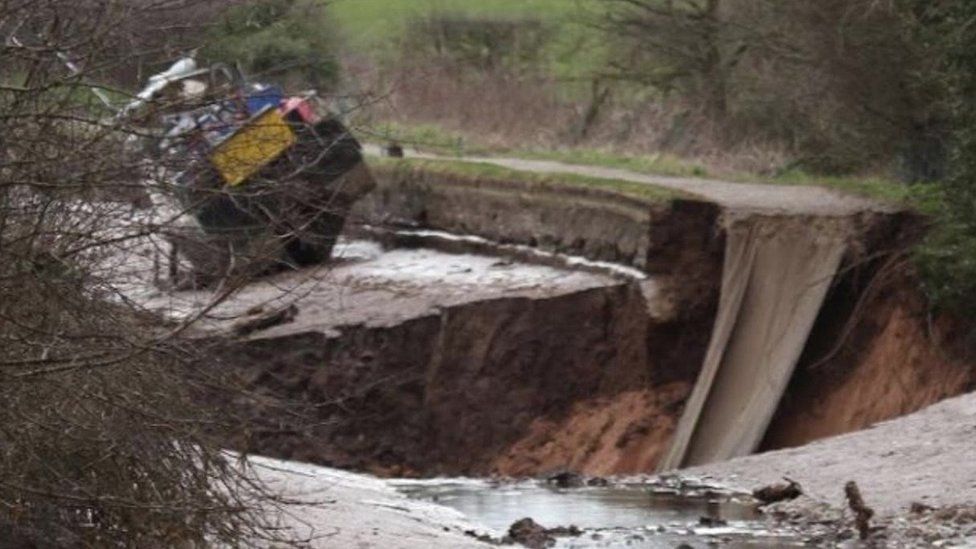 Middlewich canal collapse leaves up to 20 boats stranded - BBC News
