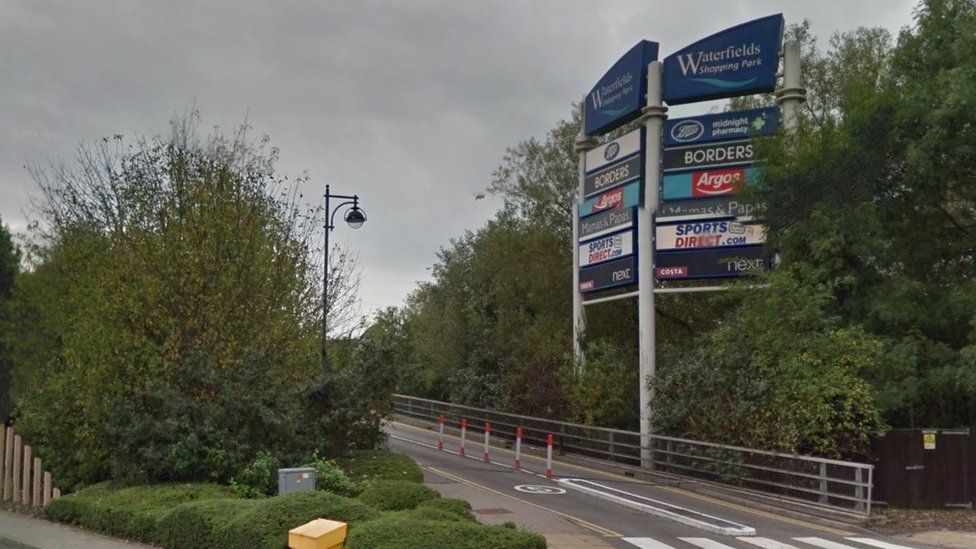 Watford mother leaves children in car in hot weather - BBC News