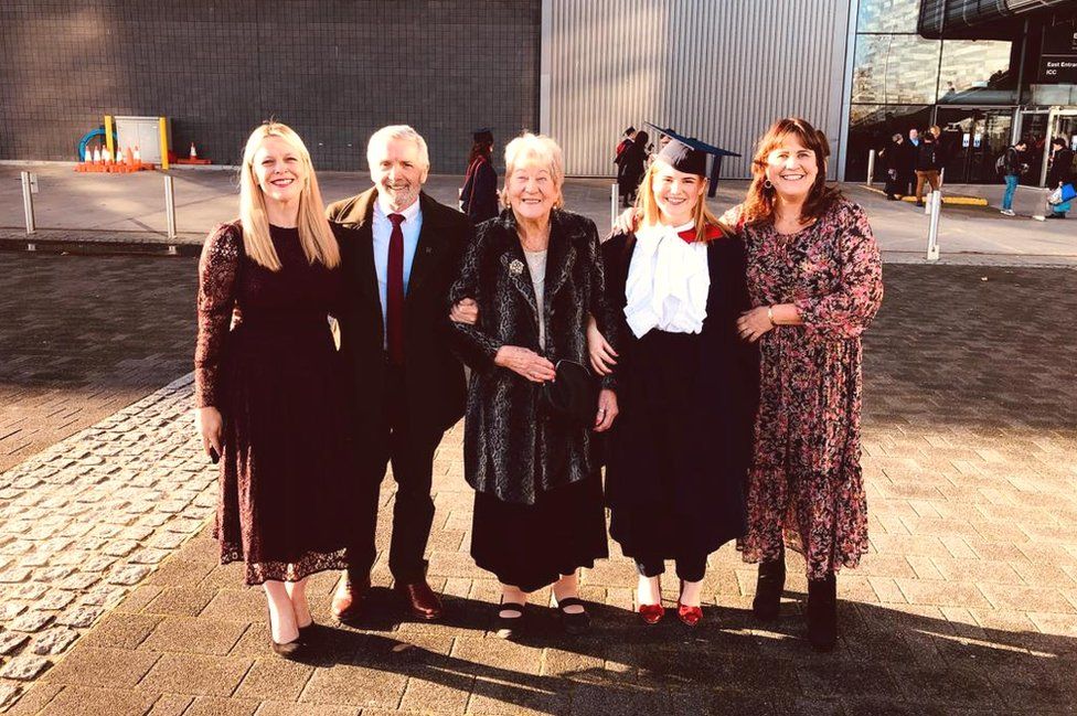 Ateb y Galw: Caitlin Drake - BBC Cymru Fyw