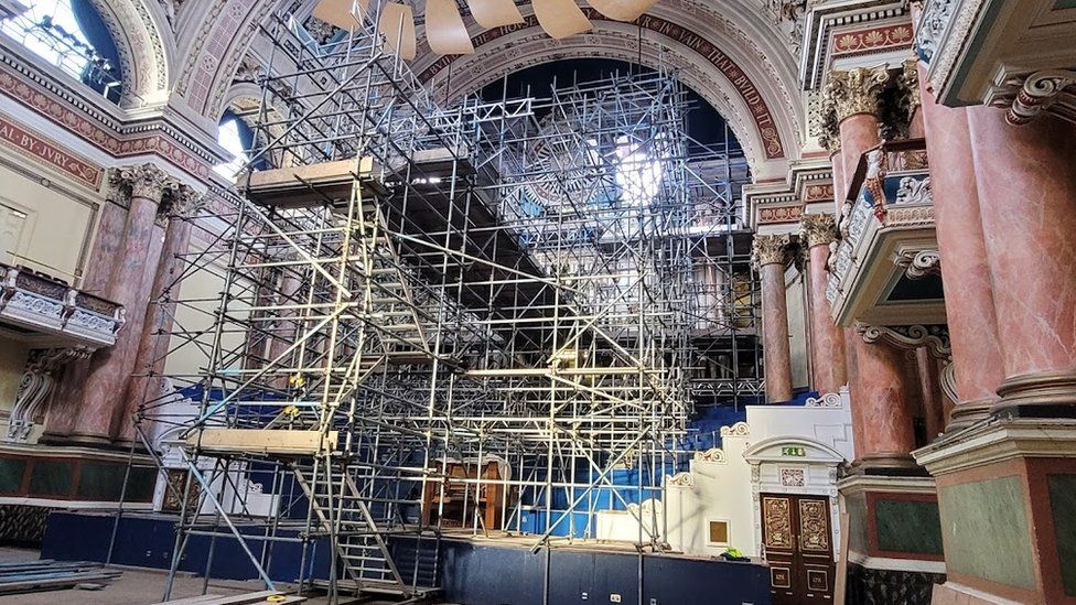 'Colossal' Leeds Town Hall organ restoration project begins - BBC News
