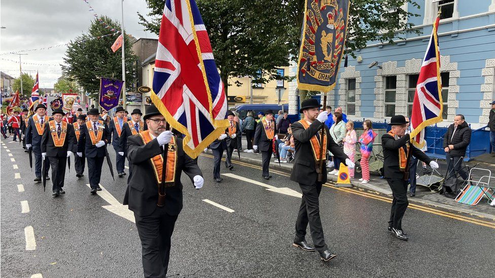 The Twelfth: Orange Order and bands parade at 18 venues - BBC News