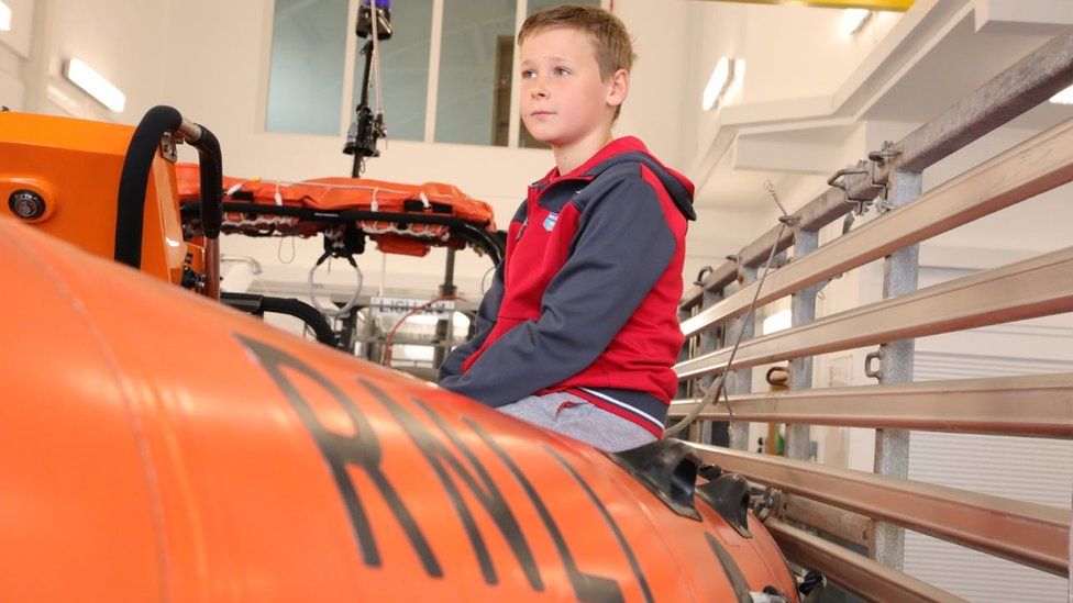 Galw am arwyddion ger rhan o afon sy'n 'beiriant boddi' - BBC Cymru Fyw