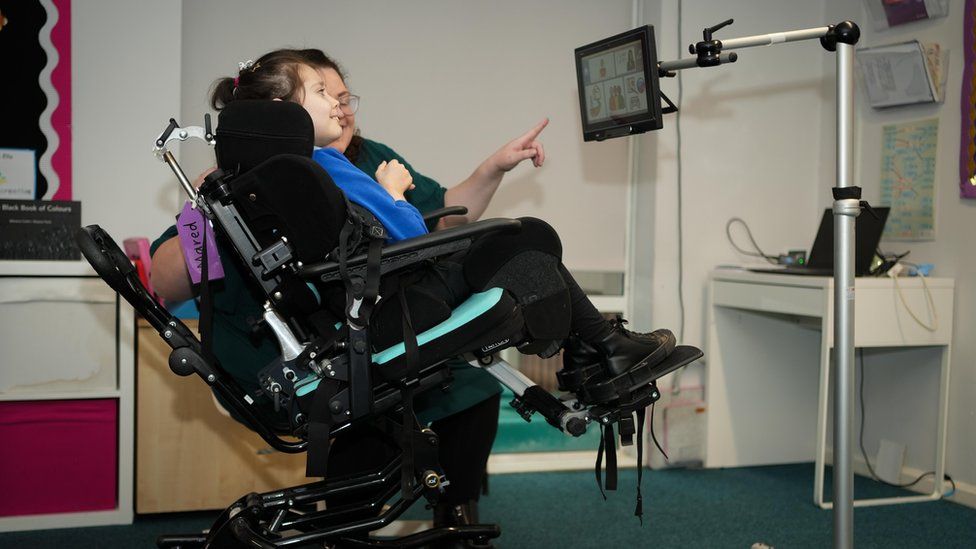 Technoleg yn 'arf pwerus' i blant siapio'r dyfodol - BBC Cymru Fyw