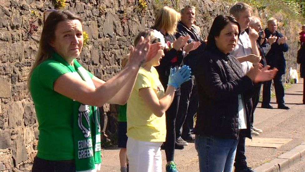 The coronavirus funerals 'ringing with applause' - BBC News