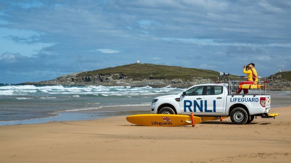 Woman 'honoured' to be first female commander at RNLI Portishead - BBC News