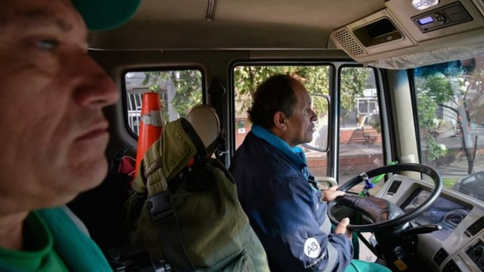 Dustbin man builds free library of thrown away books - BBC News