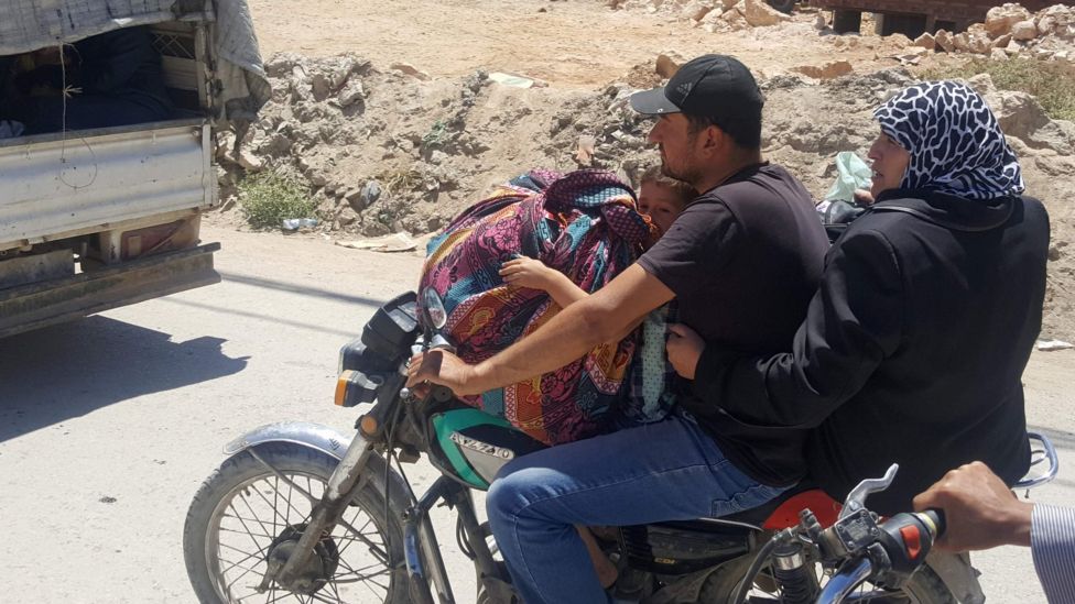 IS convoy stranded in Syria desert after US bombing - BBC News