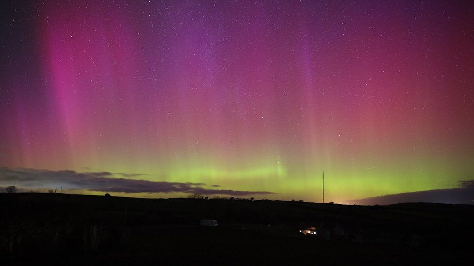 Goleuadau 'hudol' y gogledd yn goleuo'r nos yng Nghymru - BBC Cymru Fyw