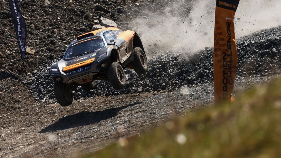 In pictures: Electric rally at old Glenmuckloch coal mine - BBC News