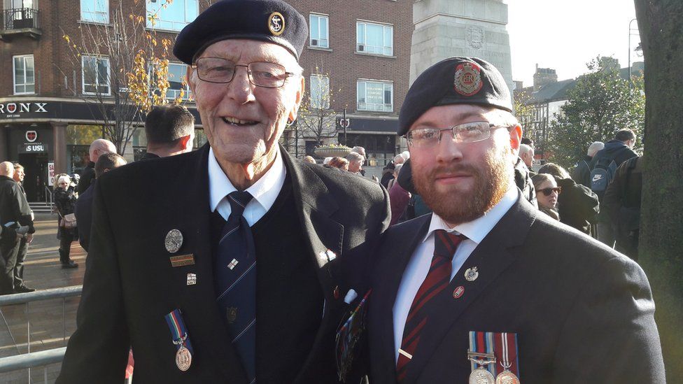 Two veterans who served 60 years apart feel like 'brothers' - BBC News