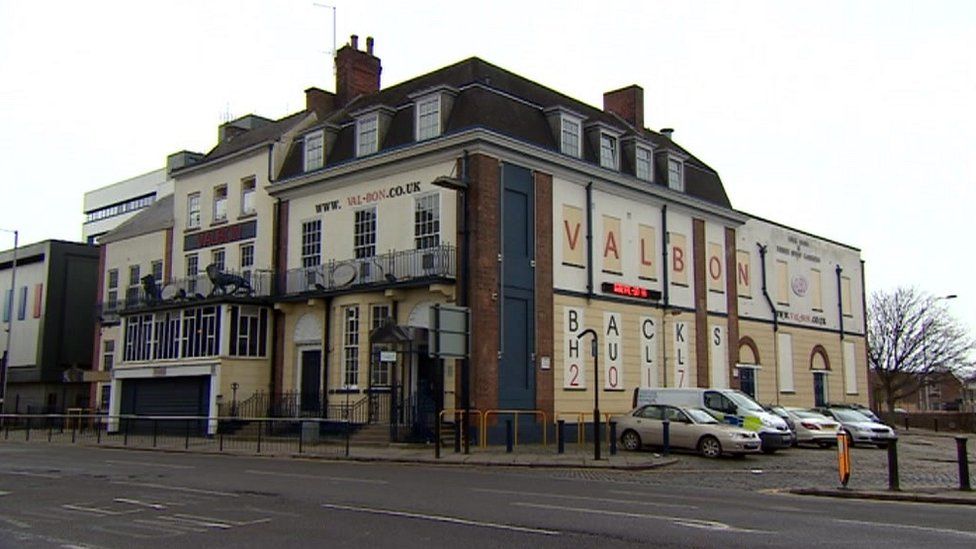 Hull Valbon fire: Arson arrests after nightclub blaze - BBC News