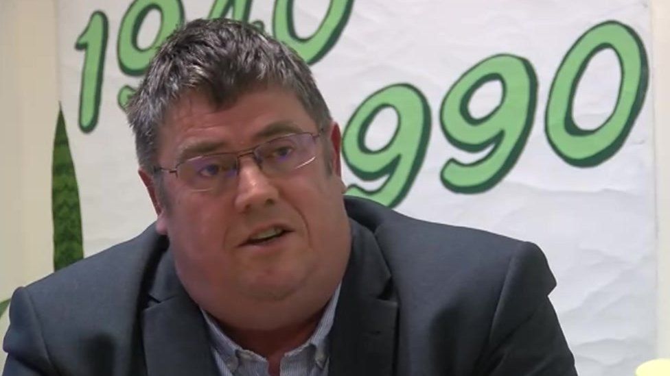 Dileu cludiant am ddim yn 'ergyd farwol' os yn digwydd - BBC Cymru Fyw