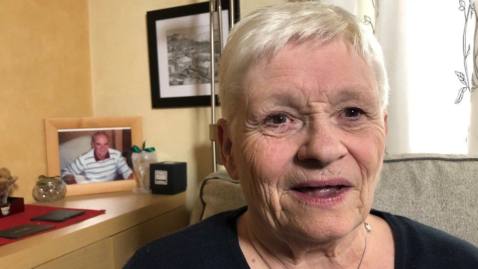 Diffygion wedi 'hybu' lledaeniad Covid mewn ysbytai - BBC Cymru Fyw