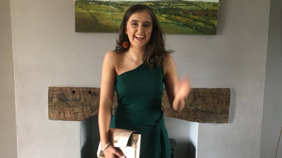 Rownd a Rownd yn ymddiheuro bod stori wedi peri gofid - BBC Cymru Fyw