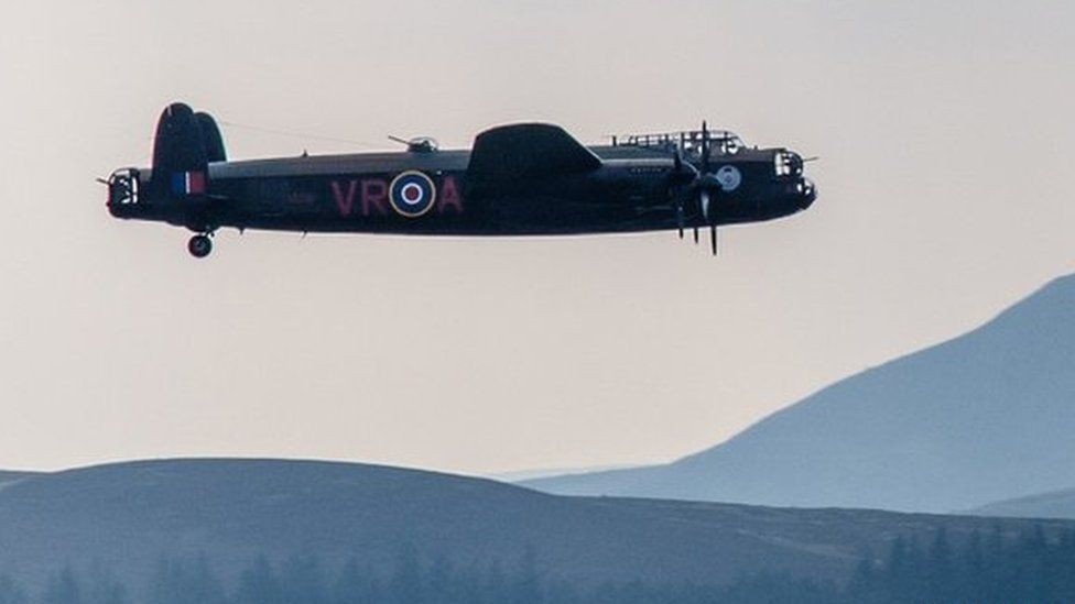 Lancaster bomber reunion film premieres in Lincolnshire - BBC News