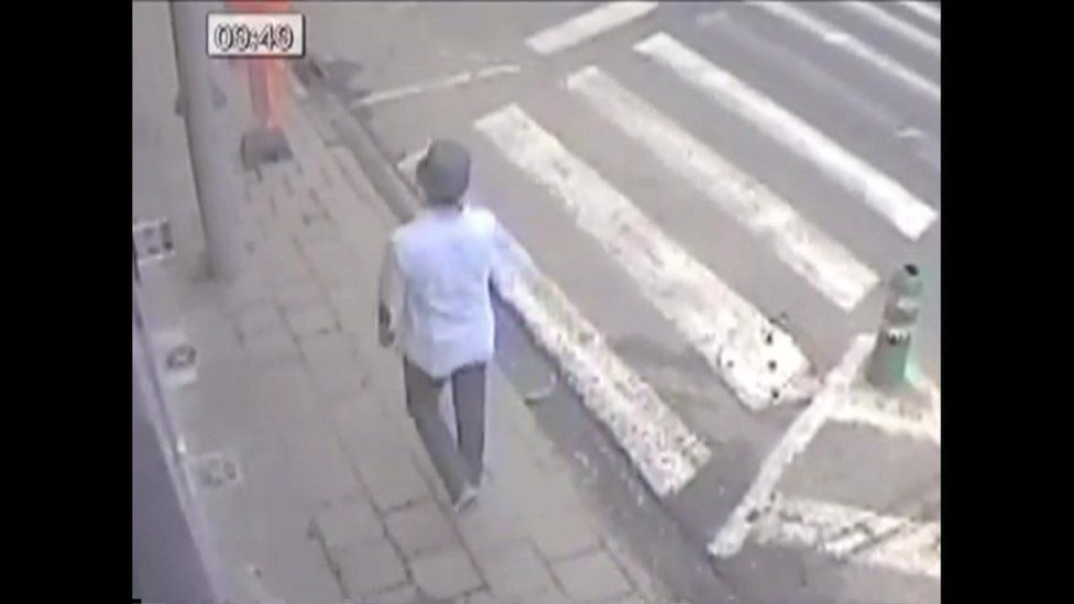Brussels attacks: New video of airport bombing suspect - BBC News