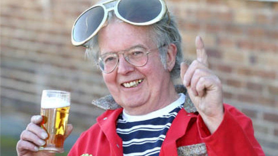 Dave Bishop: Man behind Bus Pass Elvis political party dies - BBC News