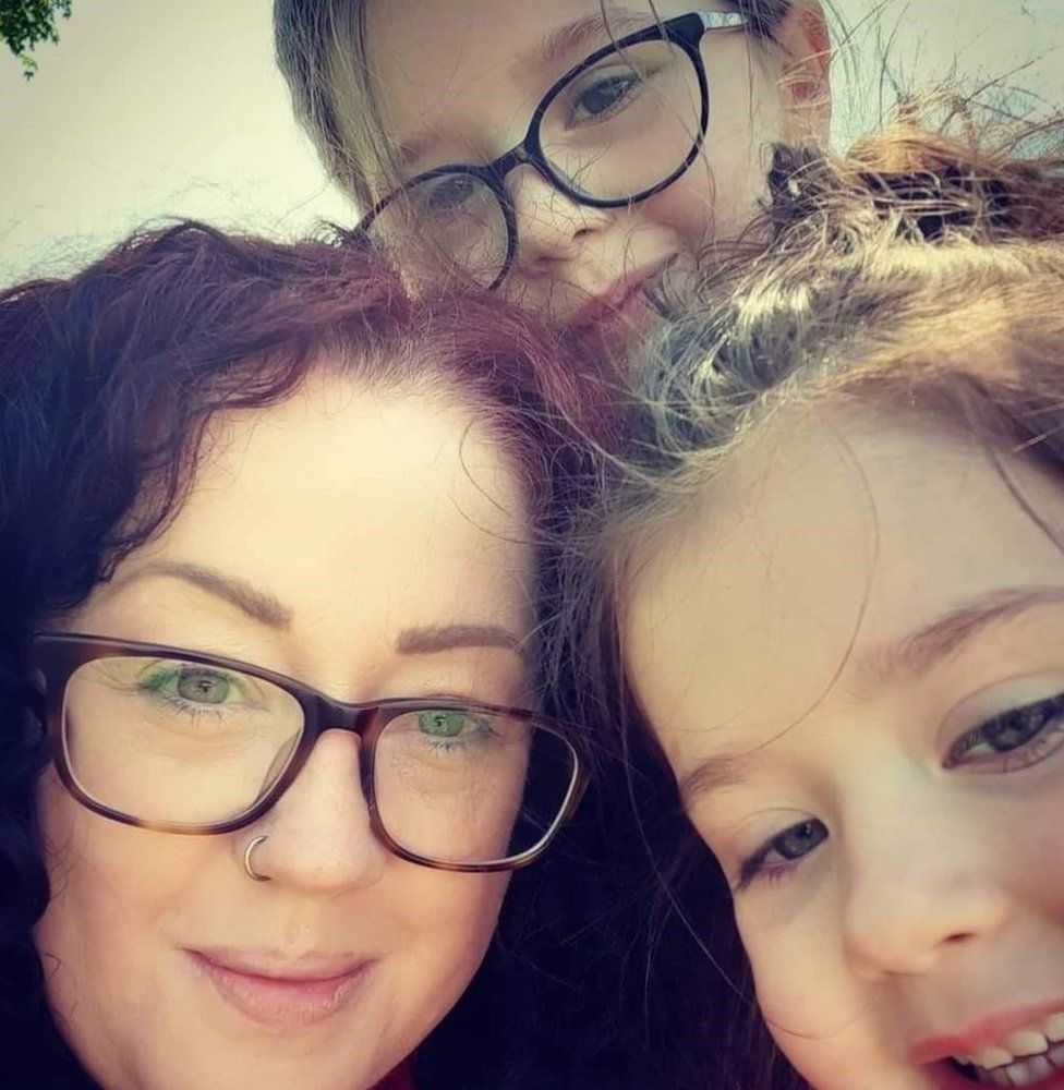 Birmingham mum creates art on girl's casts - BBC News