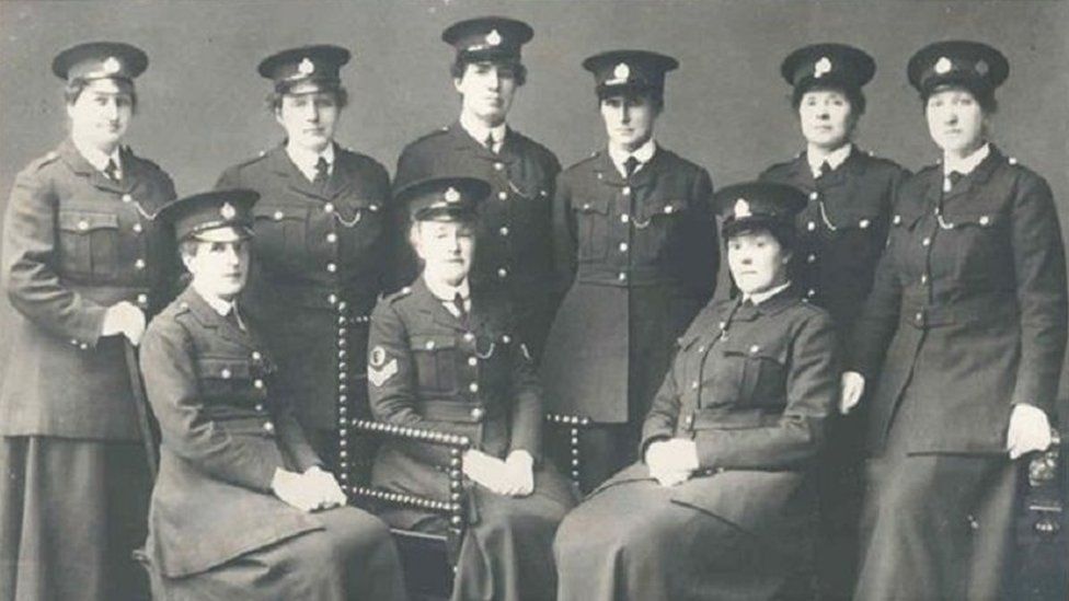 'Oldest photo studio' shows rediscovered images - BBC News