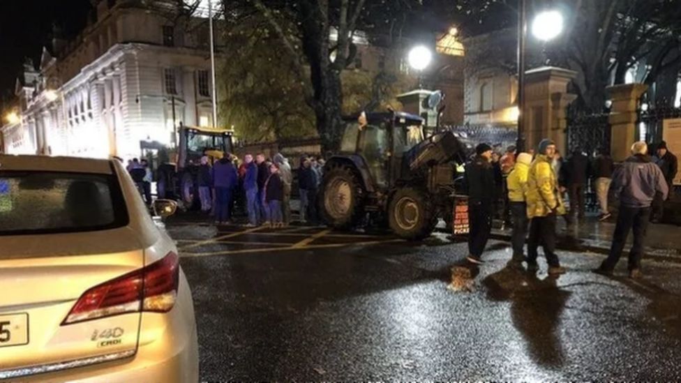 Farmers lift Dublin blockade after two days of protests - BBC News