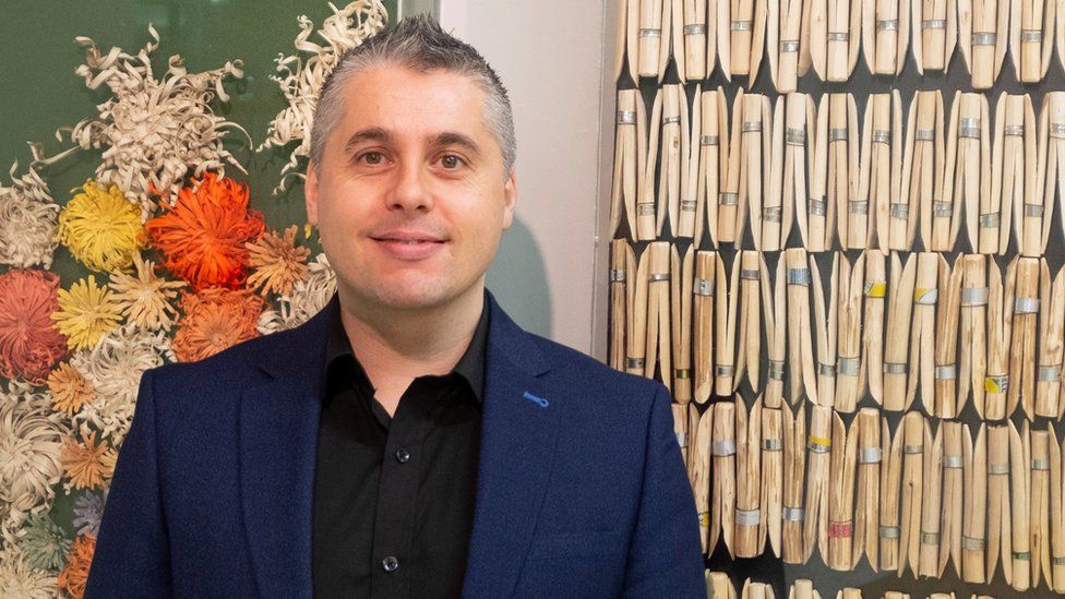 Covid-19: Galw am fwy o gymorth i'r gymuned deithio - BBC Cymru Fyw