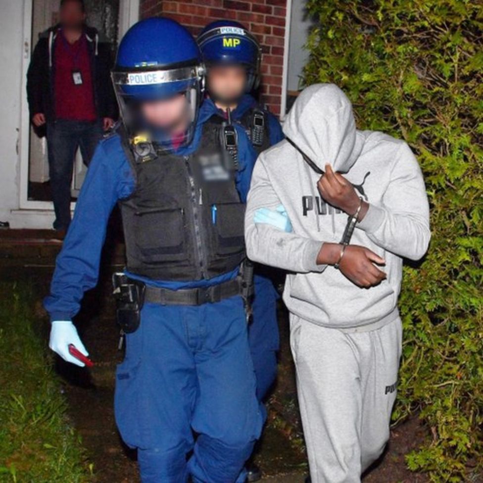 Nine arrested in west London overnight 'gang' raids - BBC News