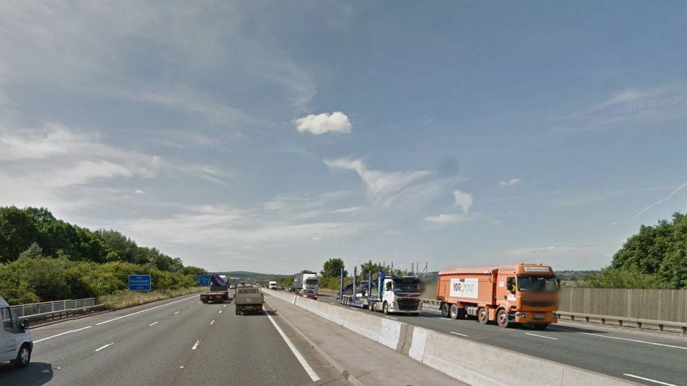 Narrow lanes during £112m M1 motorway upgrade - BBC News