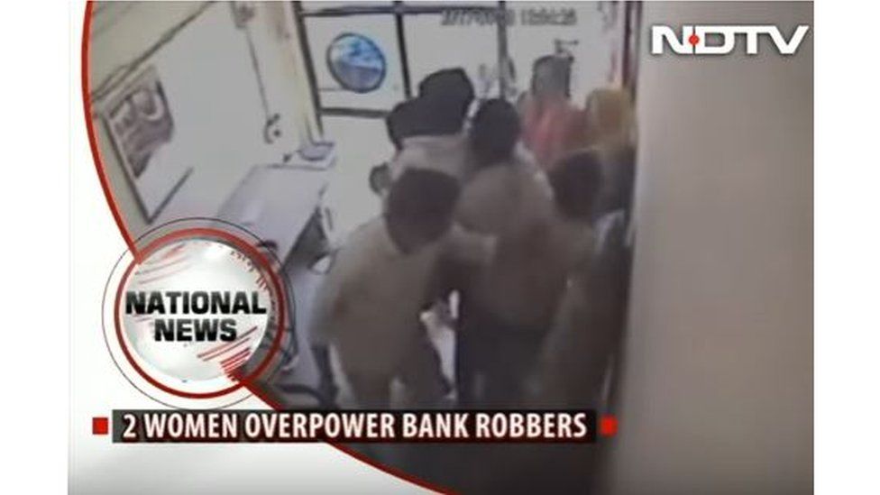 Indian bank staff praised for fending off robbers - BBC News