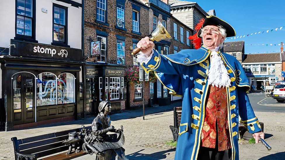 Knaresborough: Competition to find new town crier - BBC News