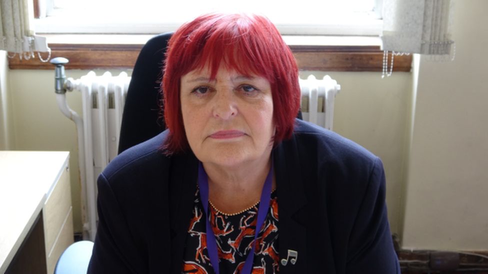 Covid-19: Why Luton is self-imposing stricter tier 2 rules - BBC News