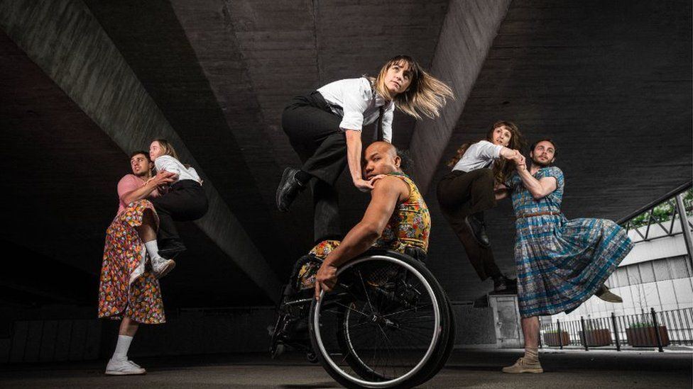 Festival celebrates deaf and disabled artists - BBC News