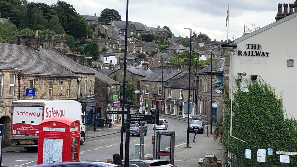 Elections 2021: Ex-MPs to face off in battle for Whaley Bridge - BBC News