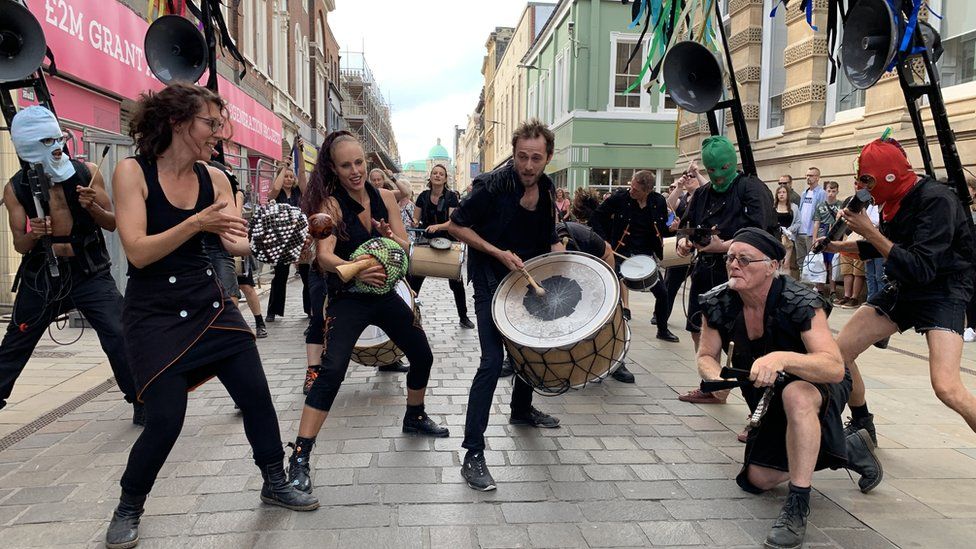 In pictures: Hull Freedom Festival attracts thousands - BBC News