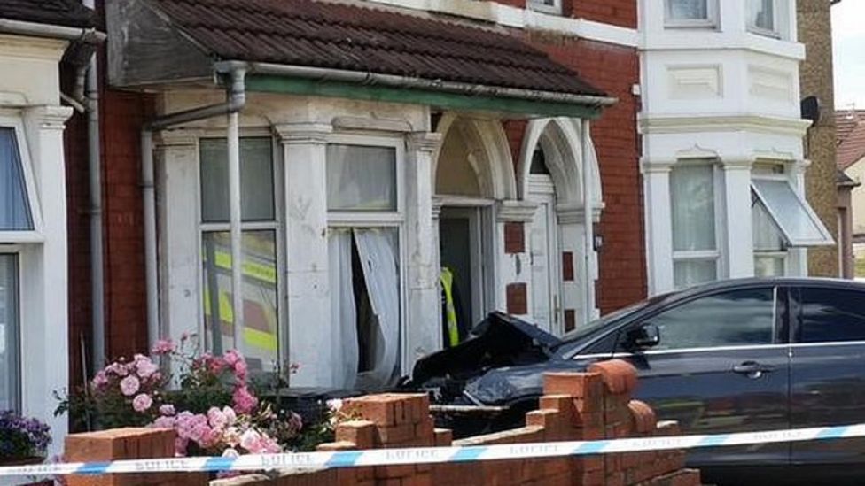 Car crashes through wall into house in Swindon - BBC News