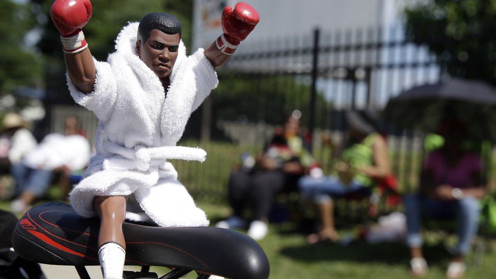 Muhammad Ali funeral: Rousing farewell at Louisville memorial - BBC News