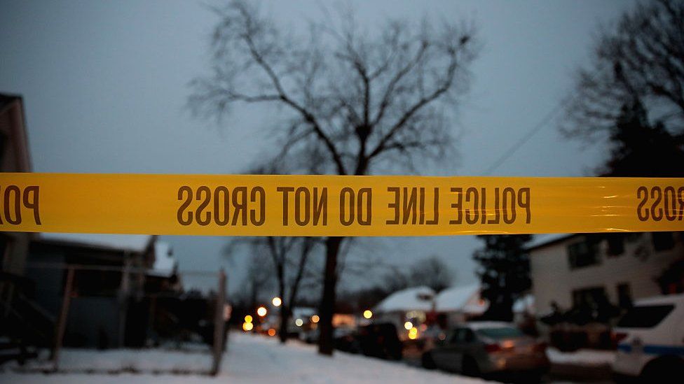 Girl among six shot at Chicago gun death memorial - BBC News