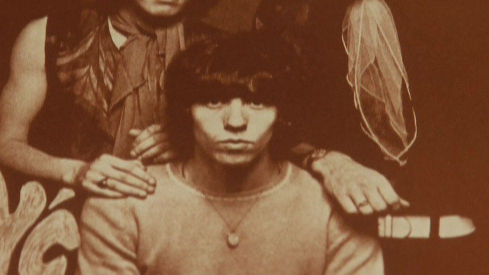 Devon singer 'excited' song used by US rapper - BBC News