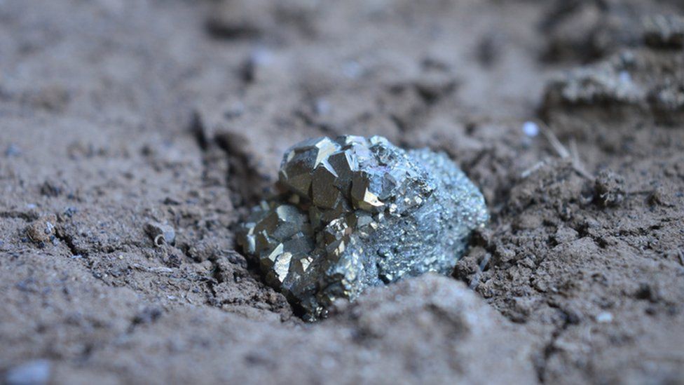 Australia gold: Amateur digger finds massive gold nugget with metal ...