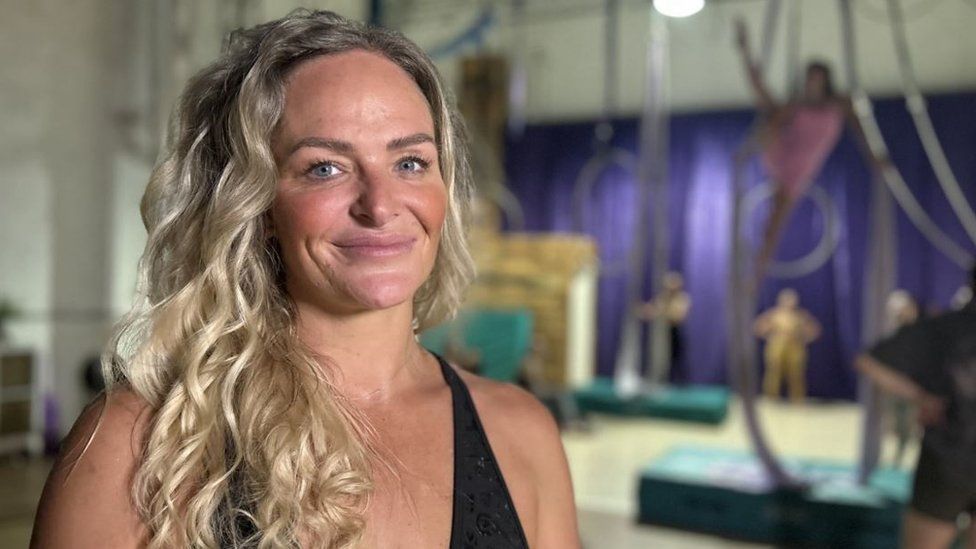 Circus classes help stabbed Wolverhampton paramedic's recovery - BBC News