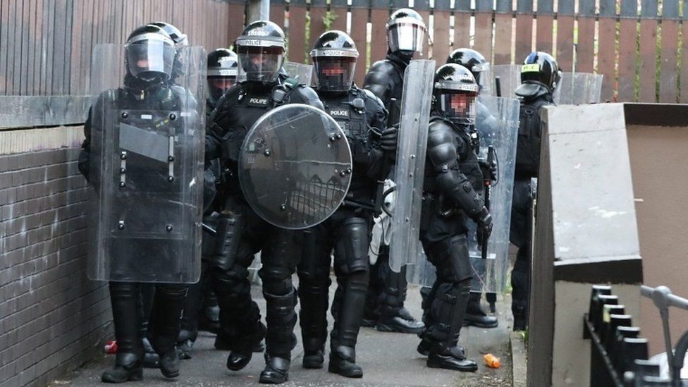 North Belfast: Petrol bomb attacks on police for second night - BBC News