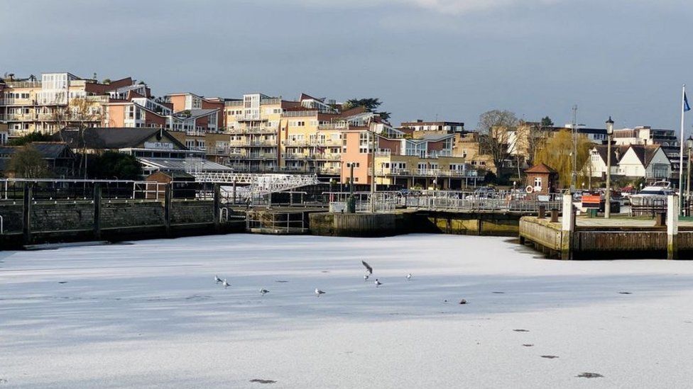 Part of the River Thames freezes for first time in several years - BBC ...