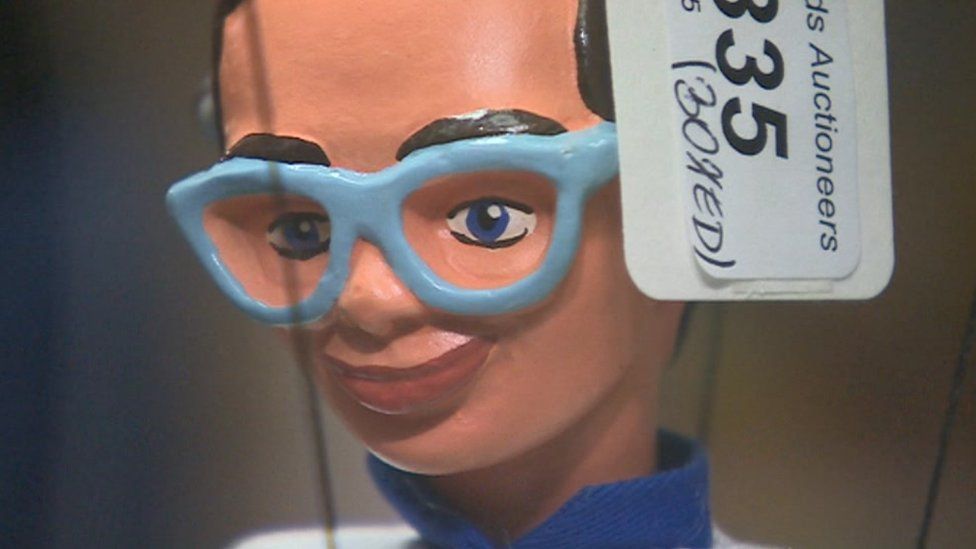 'Largest' puppet collection auctioned in Derby - BBC News