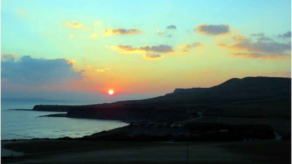 Gallery: Your aurora borealis snaps and vibrant sunsets - BBC Weather