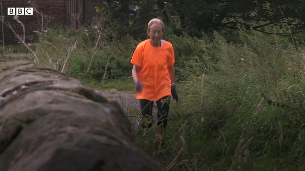 Woman completes 100 marathons in 100 days world record - BBC News