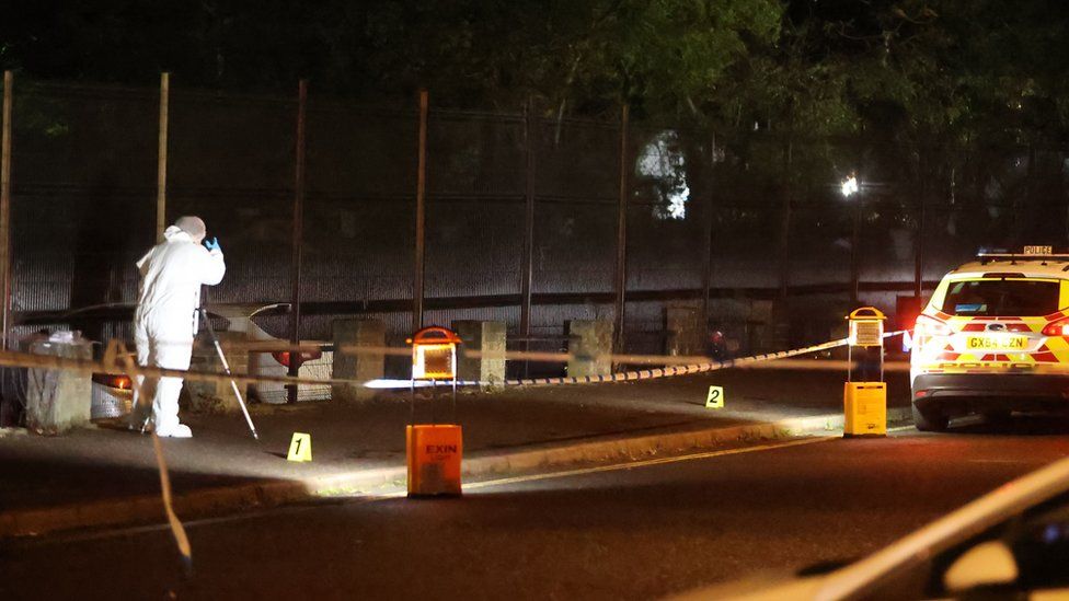 Crawley: Man stabbed to death in Three Bridges - BBC News