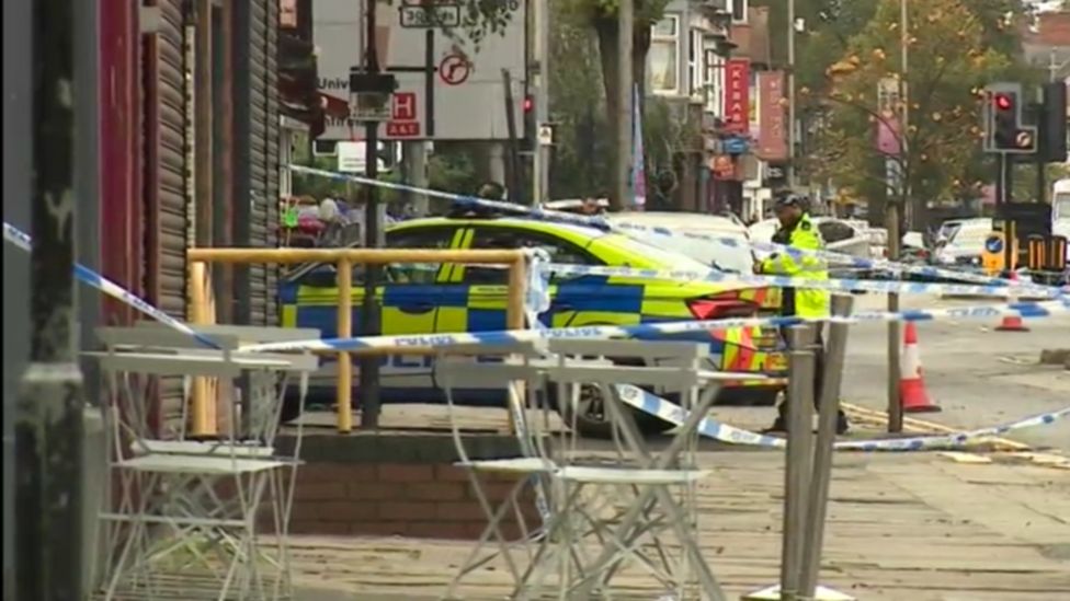 Leicester: Teenage gang jailed over killing of 'loved' father - BBC News